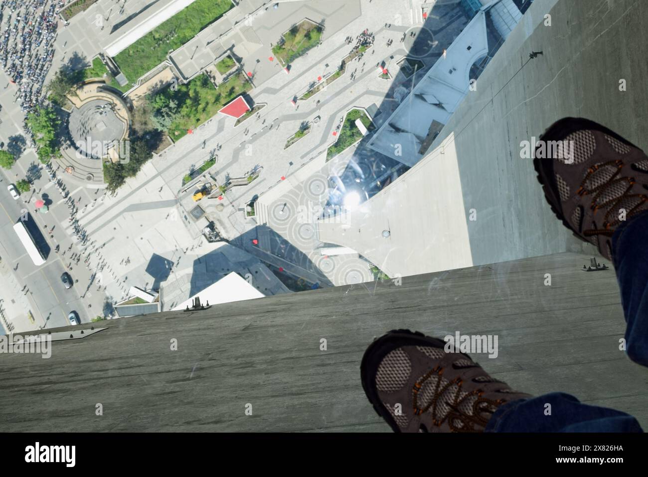 Glass floor cn tower hi-res stock photography and images - Alamy