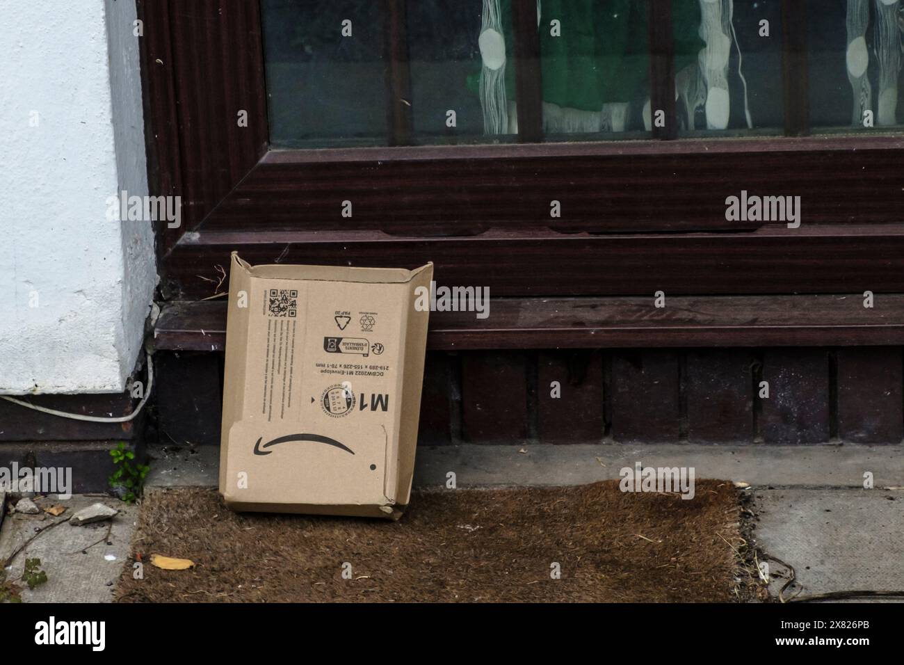 Amazon parcel left hi-res stock photography and images - Alamy
