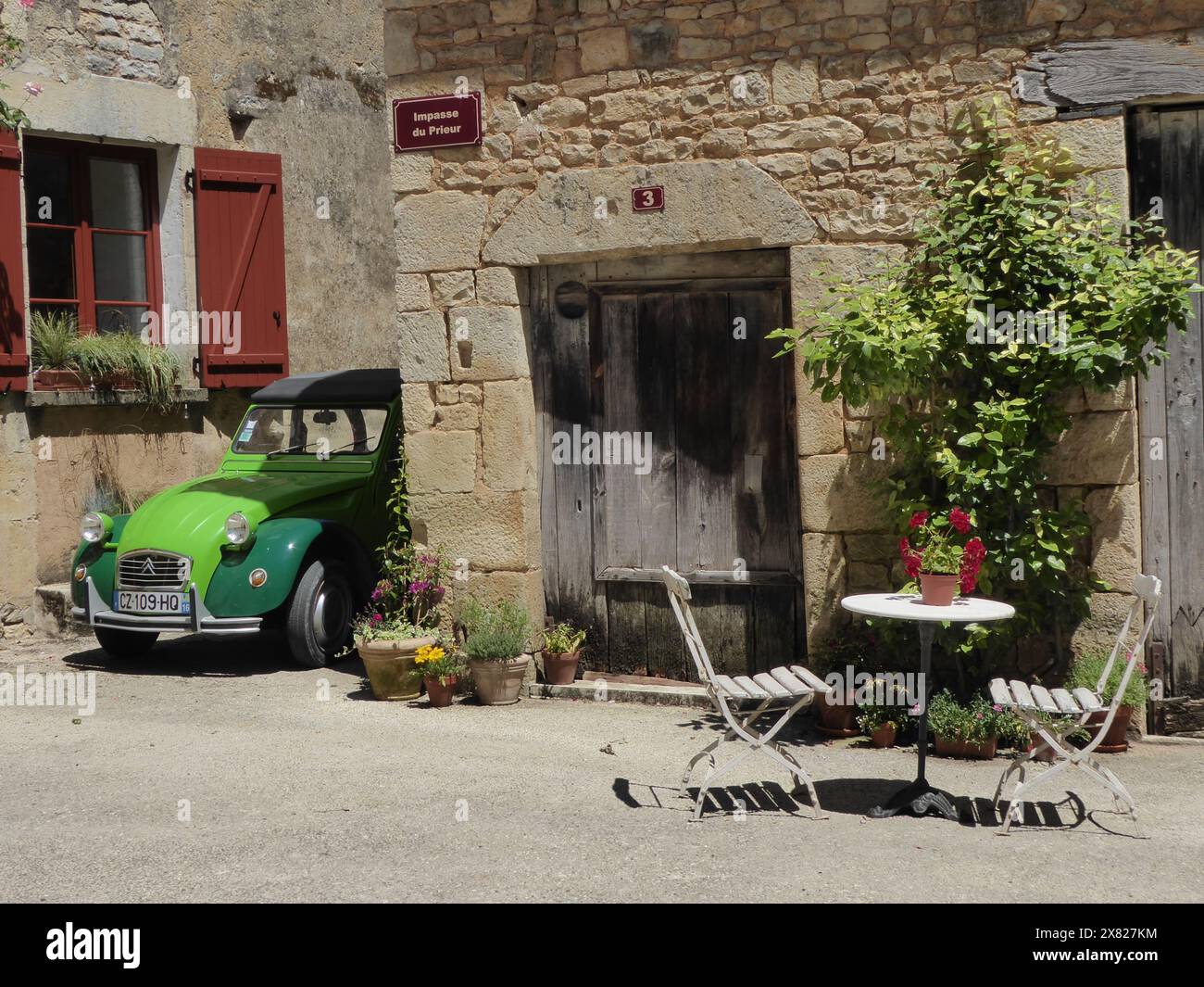 Green Citroen 2CV in typical sunny French corner scenario Stock Photo ...