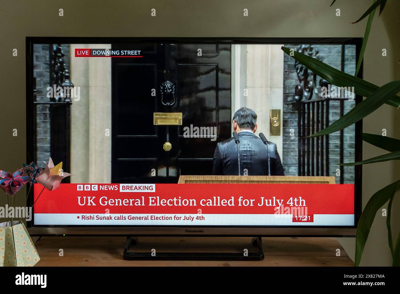 Rishi Sunak, UK Prime Minister turns to the door of 10 downing Street after announcing the ...