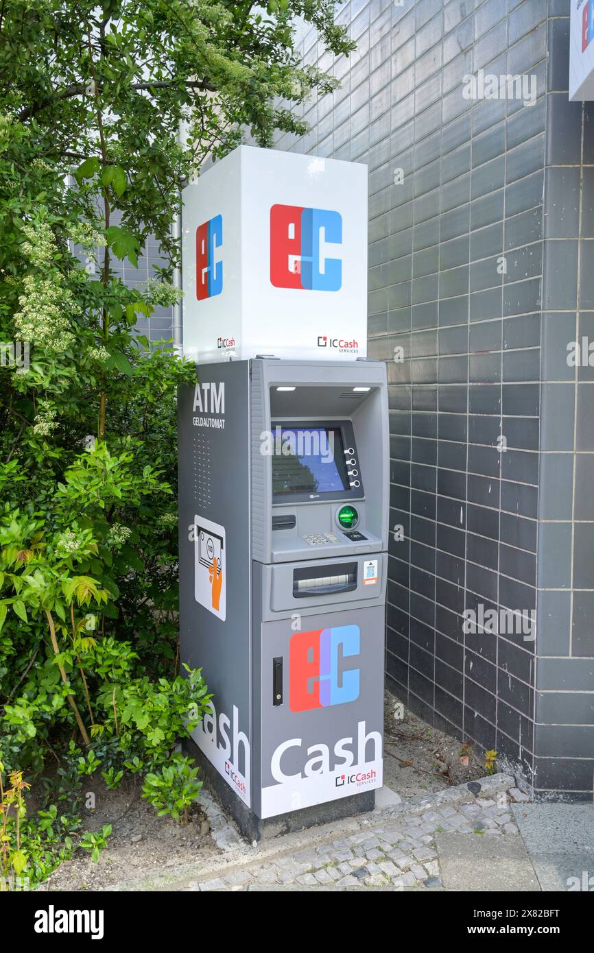 Geldautomat, Berlin, Deutschland Stock Photo - Alamy