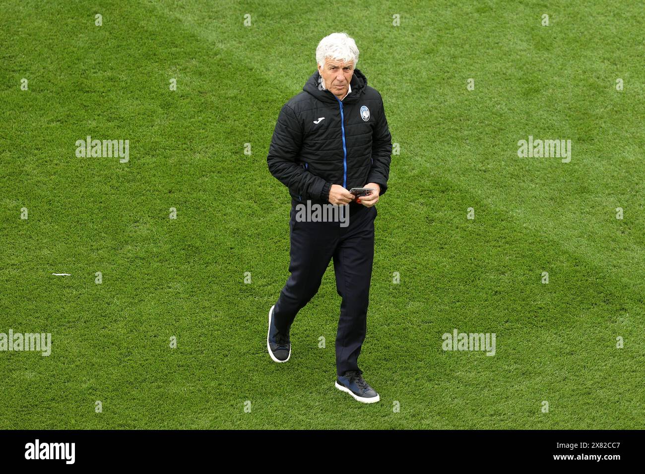 Atalanta manager Gian Piero Gasperini inspects the pitch before the ...