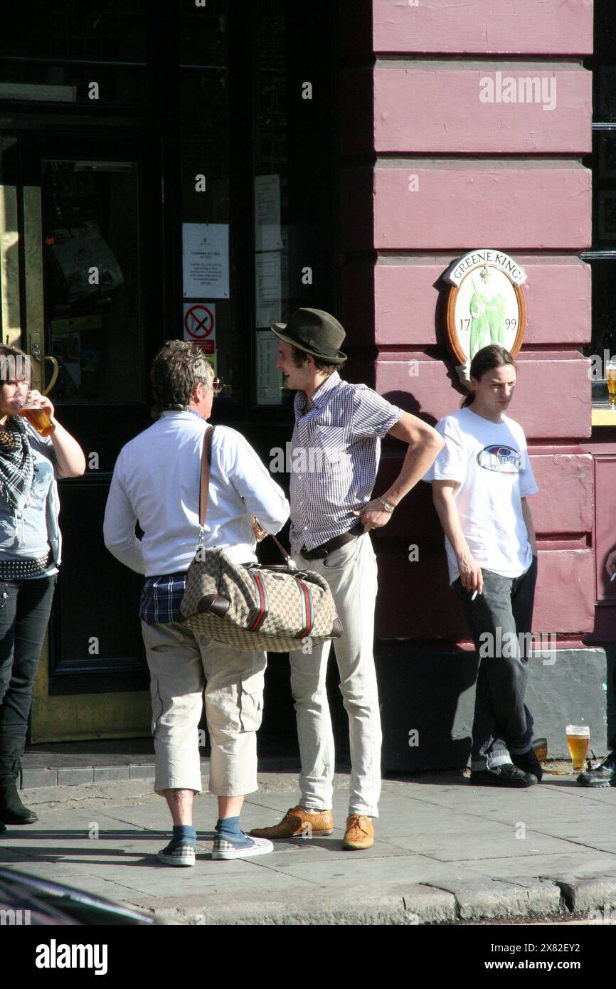 Amy winehouse with blake fielder civil hi-res stock photography and ...