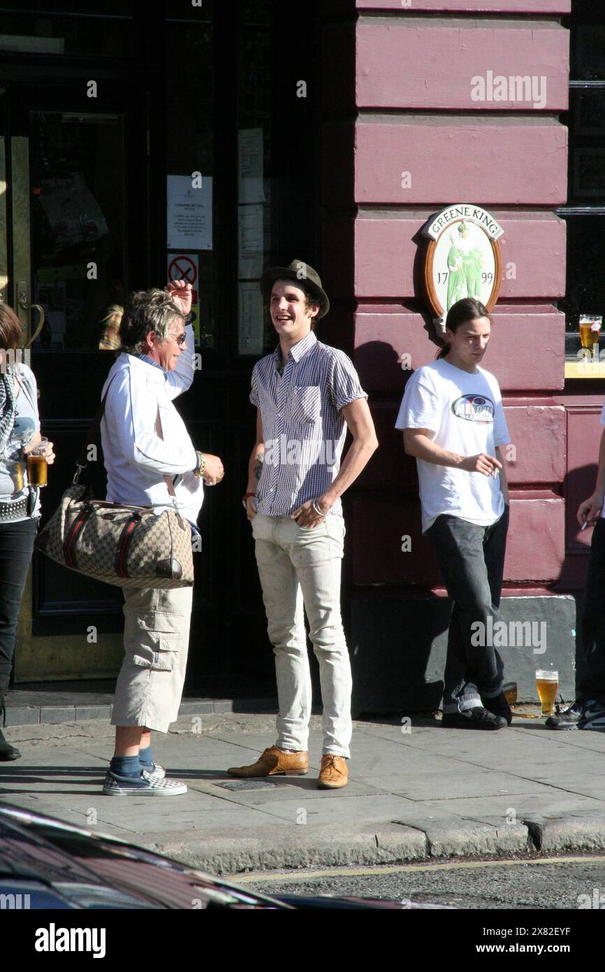 Amy winehouse blake fielder civil hi-res stock photography and images ...