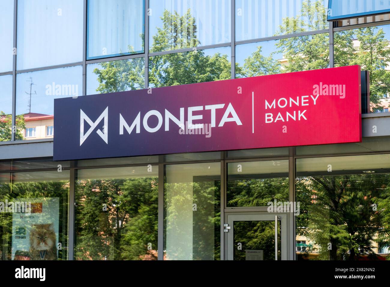 Money tree logo hi-res stock photography and images - Alamy