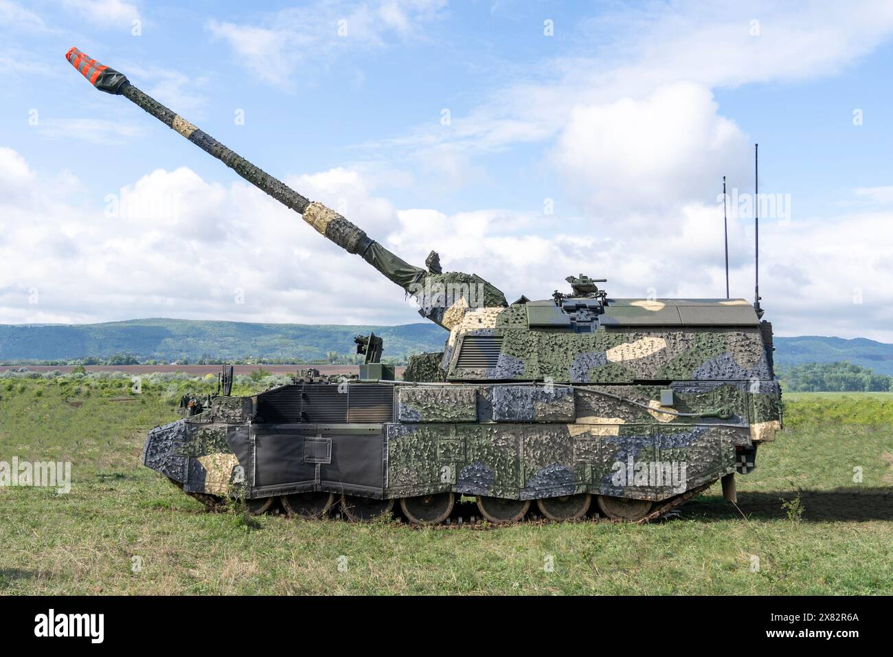 Panzerhaubitze 2000 (PzH 2000) armored howitzer, german 155 mm self-propelled howitzer Stock ...