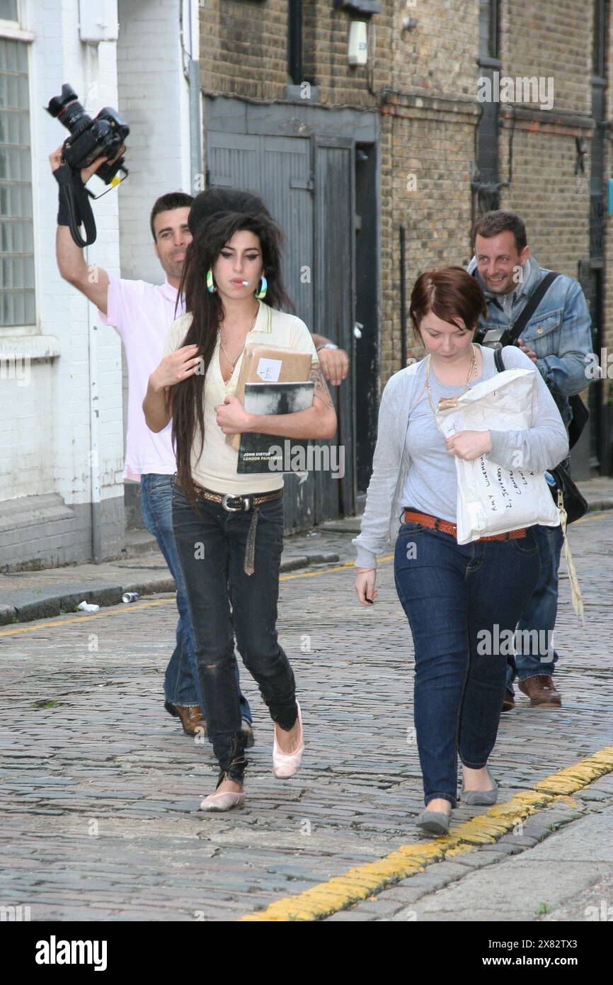 Amy Winehouse followed by paparazzi. Camden, London UK 2007 Stock Photo ...