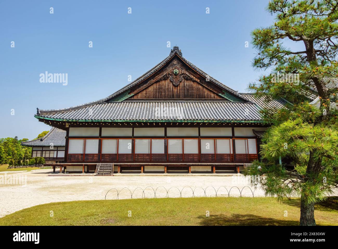Traditional buildings in the gardens of Nijo Castle in Kyoto Stock ...