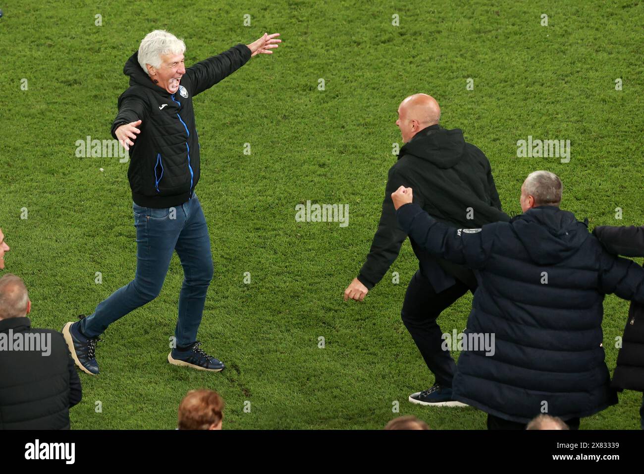 Atalanta manager Gian Piero Gasperini (left) celebrates with players ...