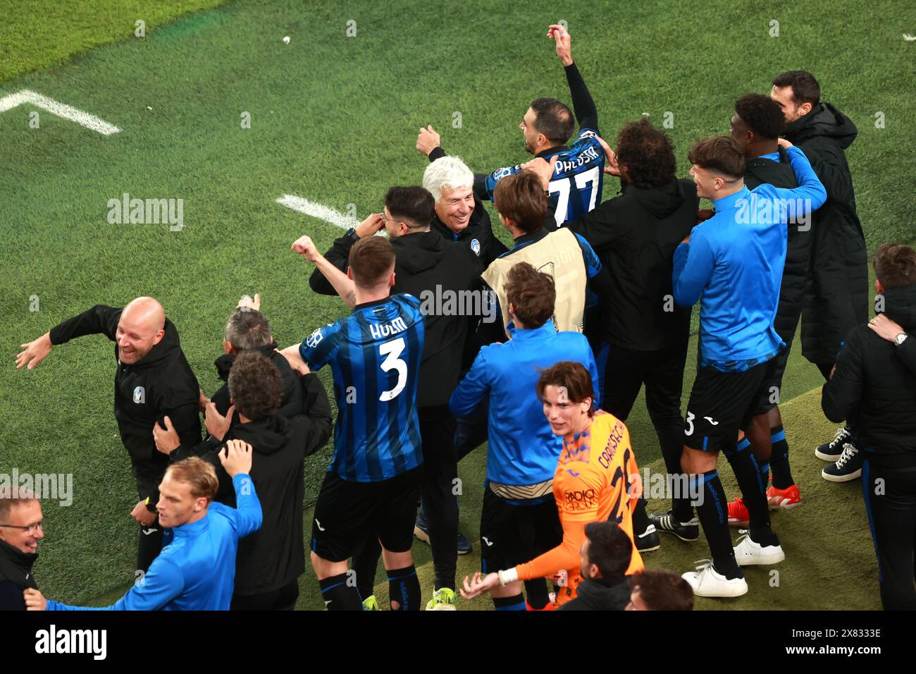 Atalanta manager Gian Piero Gasperini (centre) celebrates with players ...