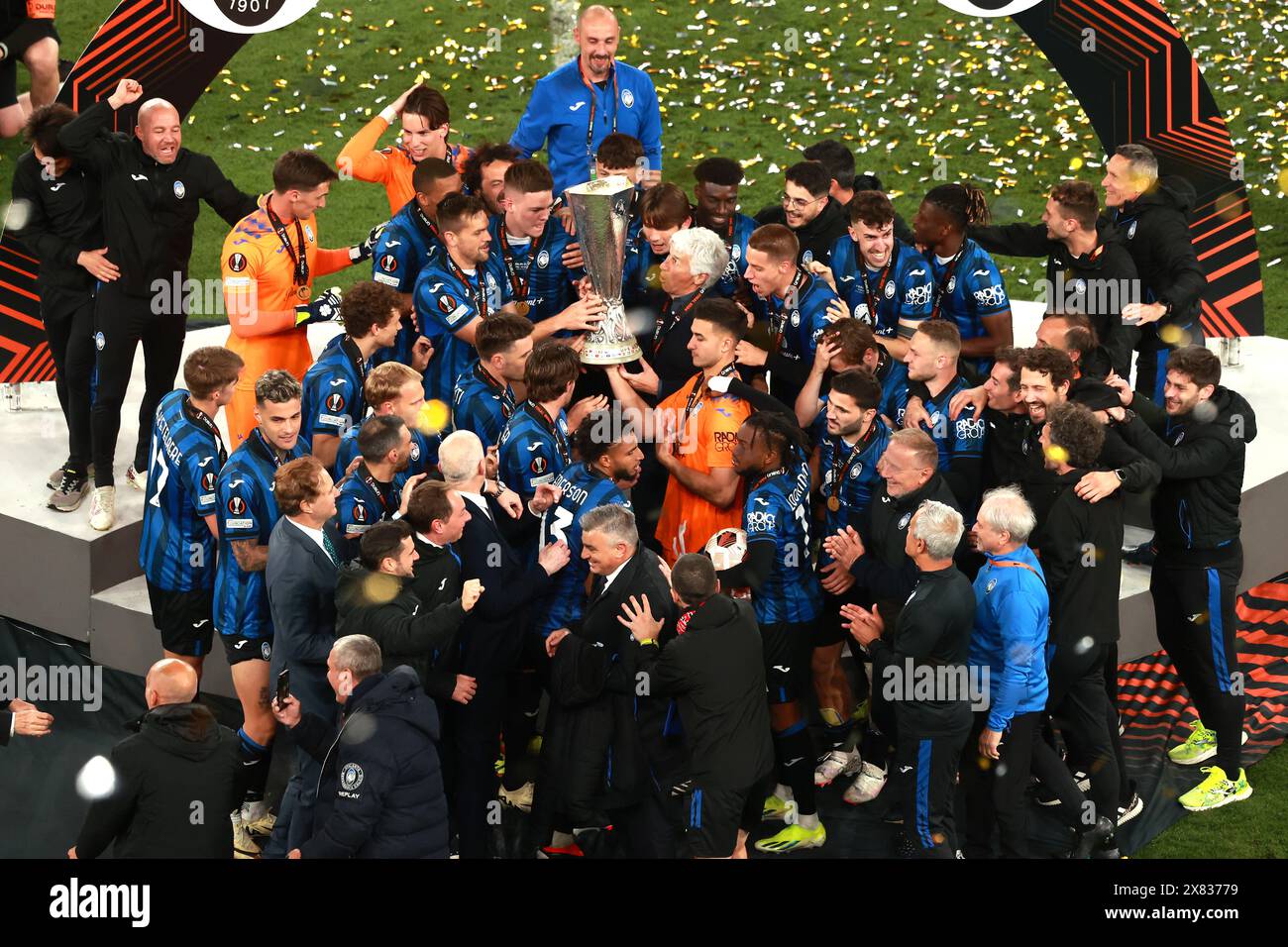 Atalanta manager Gian Piero Gasperini (centre) lifts the trophy with ...