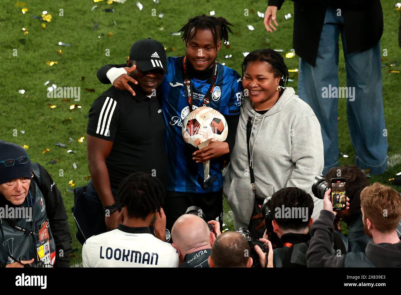Atalanta's Ademola Lookman (centre) poses for photographs with his ...