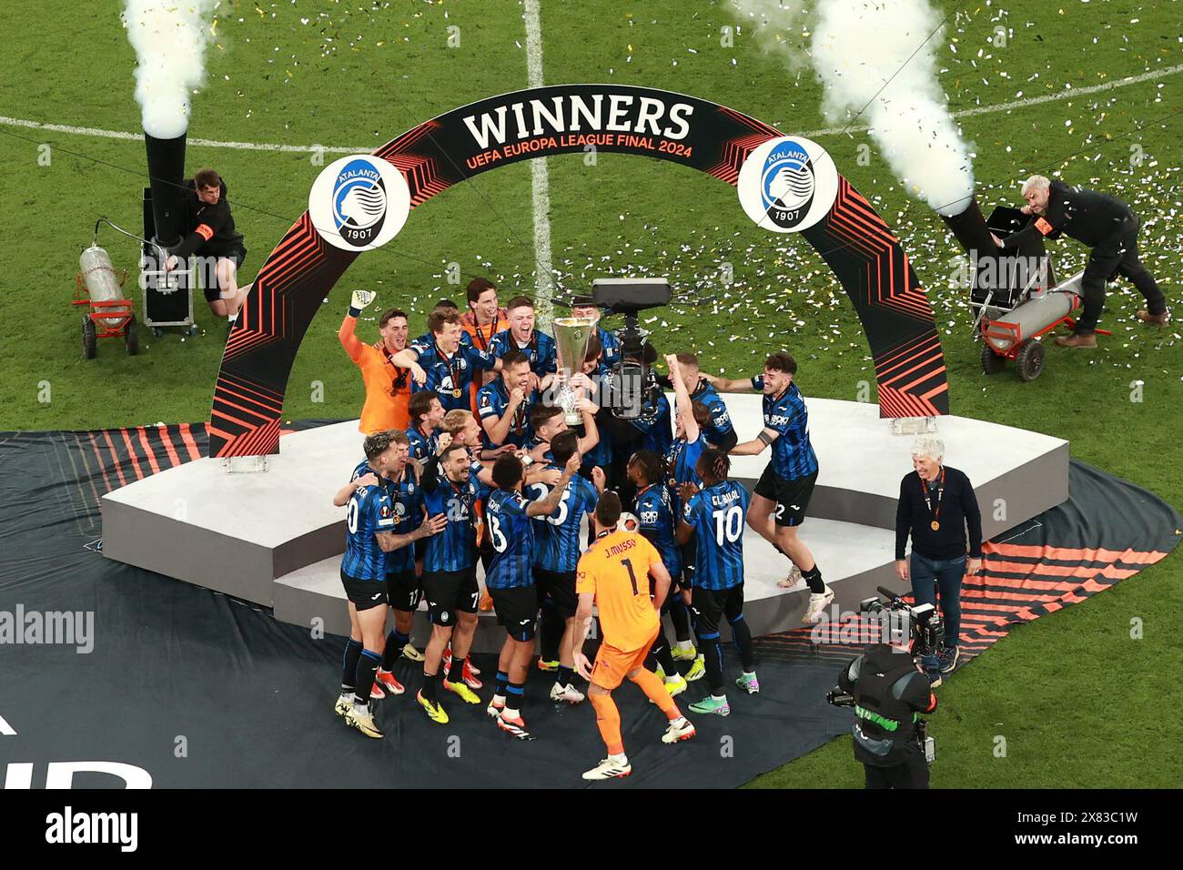 Atalanta players and coaching staff lift the trophy following victory ...