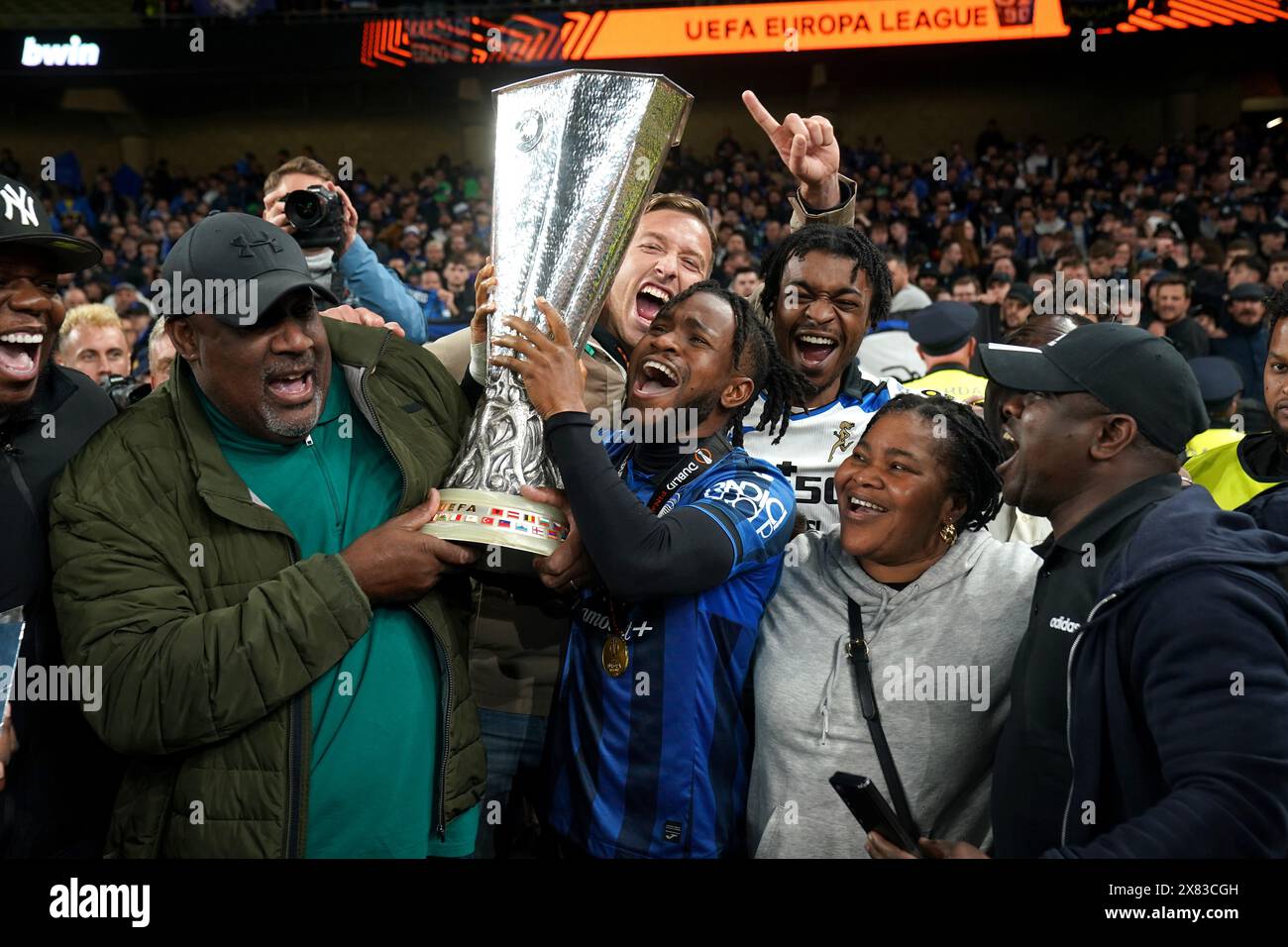 Atalanta's Ademola Lookman with father Felix (left) and family members ...