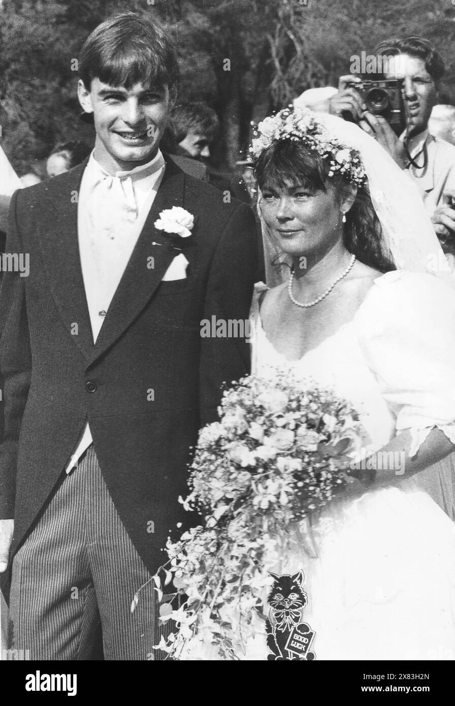 ROUND THE WORLD YACHTSWOMAN TRACEY EDWARDS MARRIES SIMON LAWRENCE AT ...