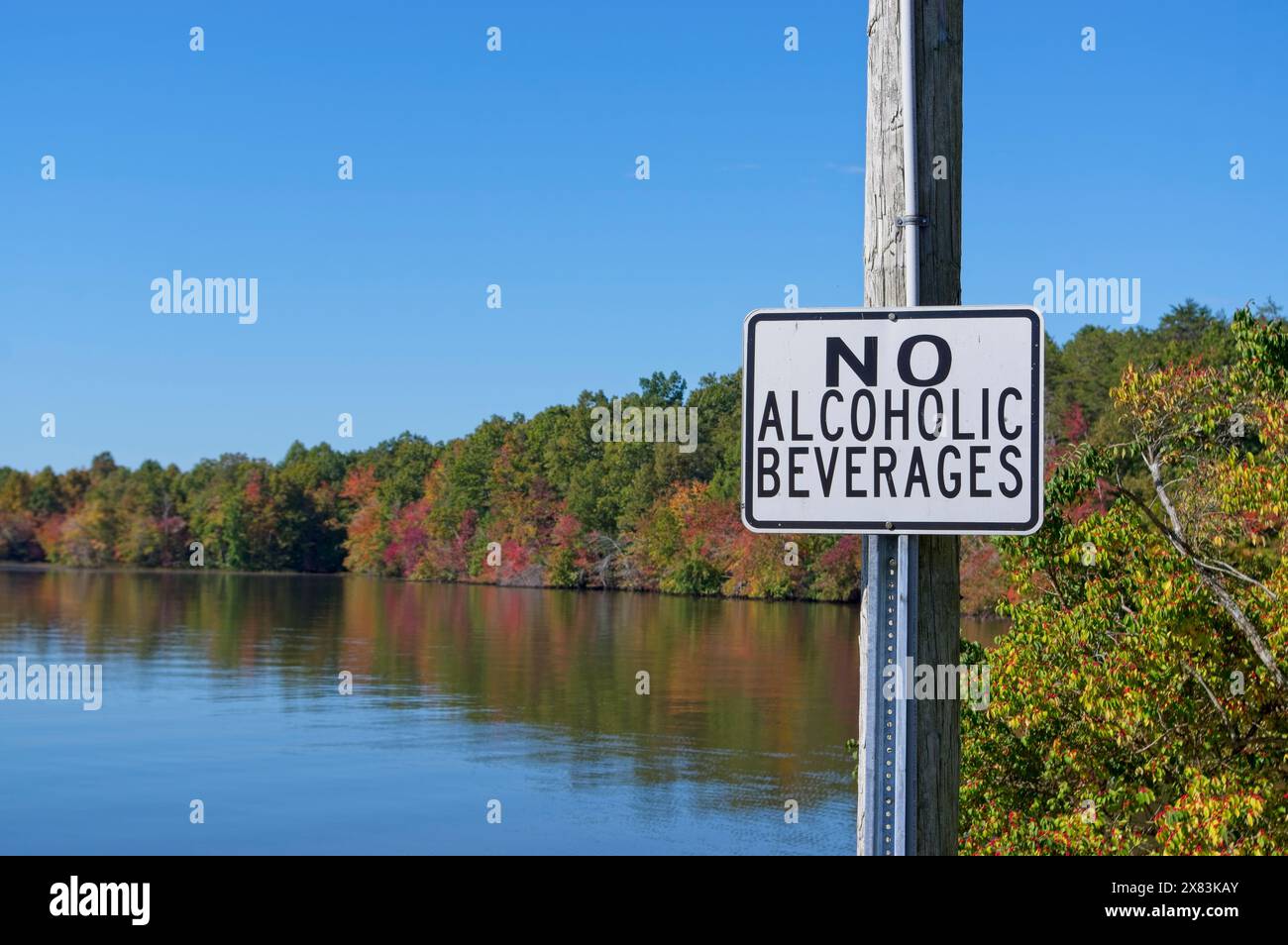 No alcoholic beverages sign on lake Stock Photo - Alamy