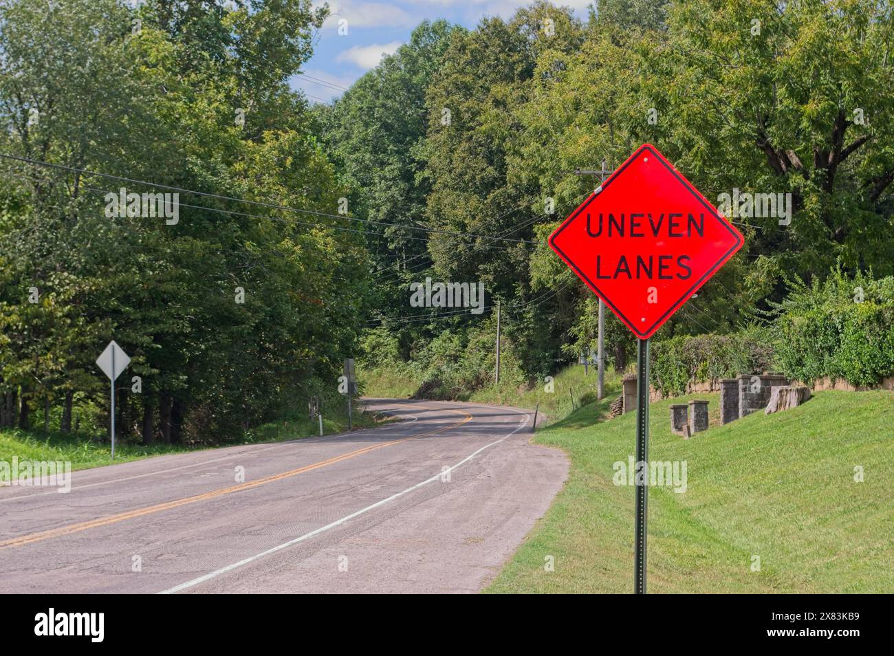Highway Road Sign for Uneven Lanes on a rural highway Stock Photo - Alamy