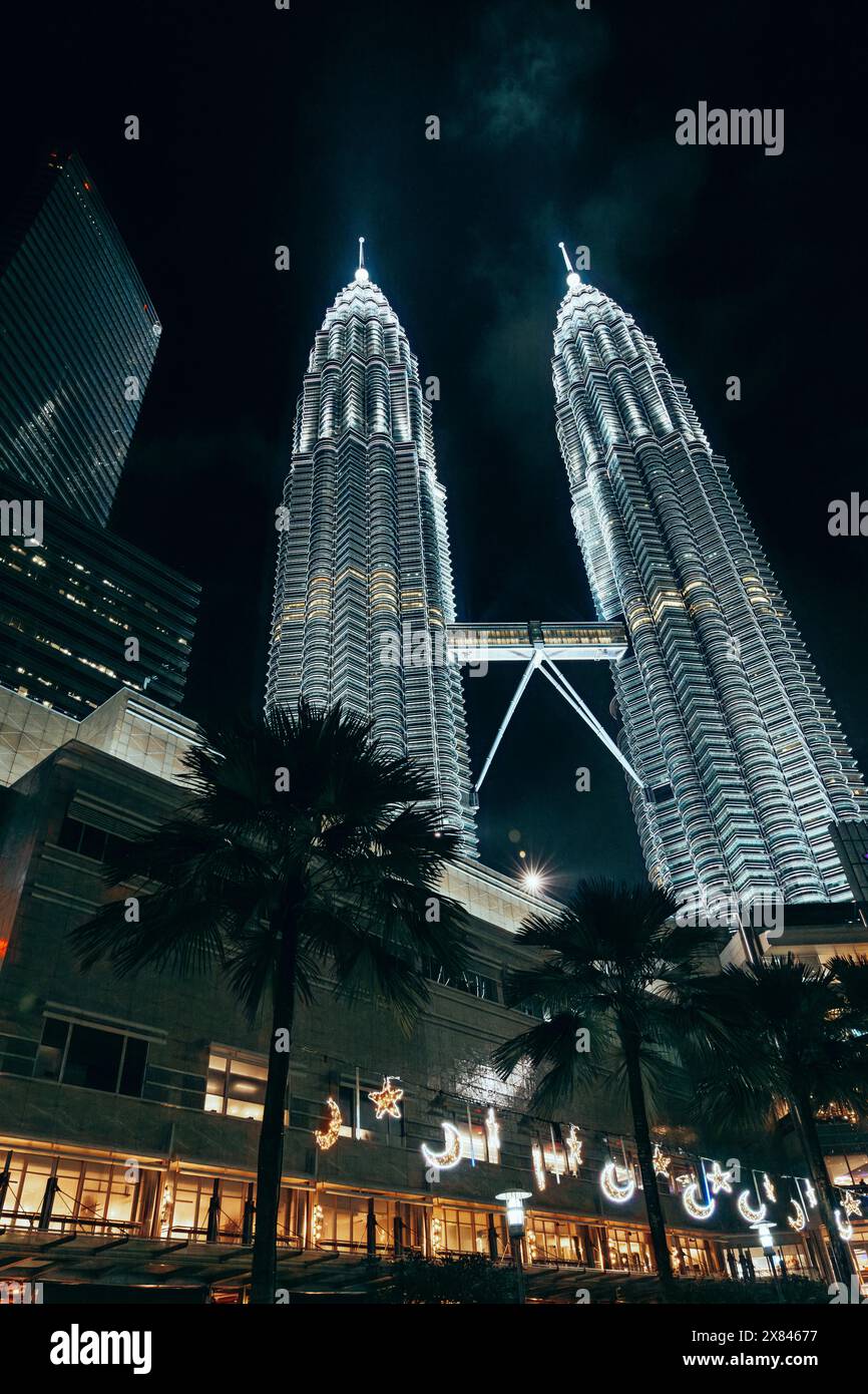 Night panorama petronas twin towers hi-res stock photography and images ...