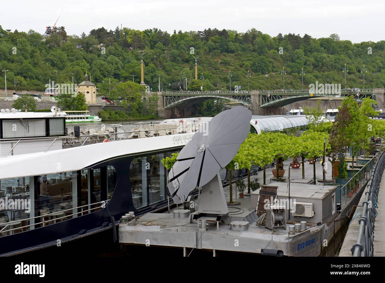A Smartflower photovoltaic solar panel array in the shape of a flower ...