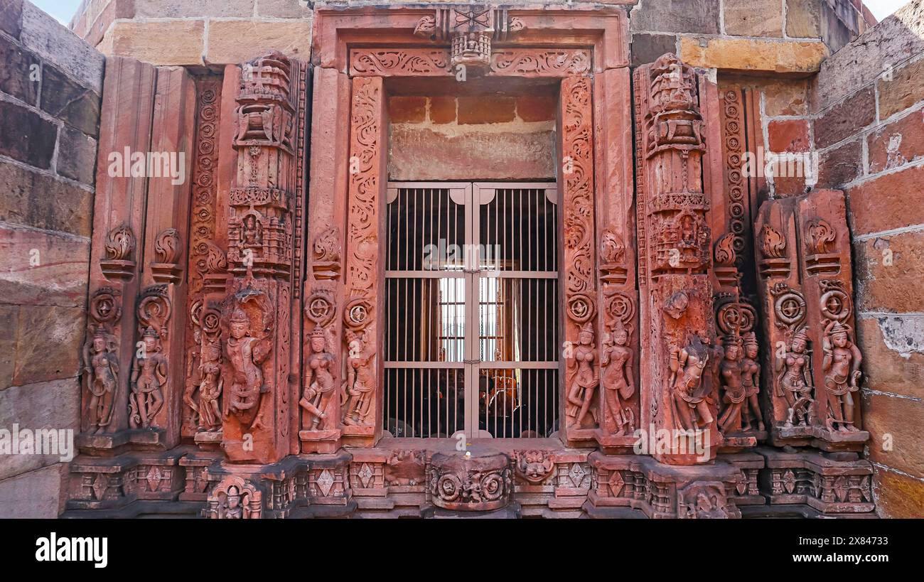 Carvings of Hindu Deities on North Gate of Shri Siddhanath Temple ...