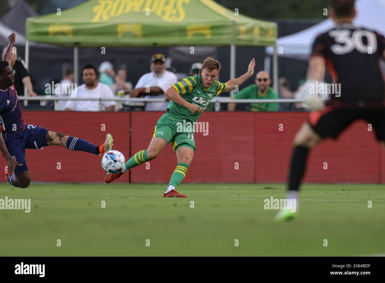 St. Petersburg, FL: Tampa Bay Rowdies midfielder Blake Bodily (11 ...