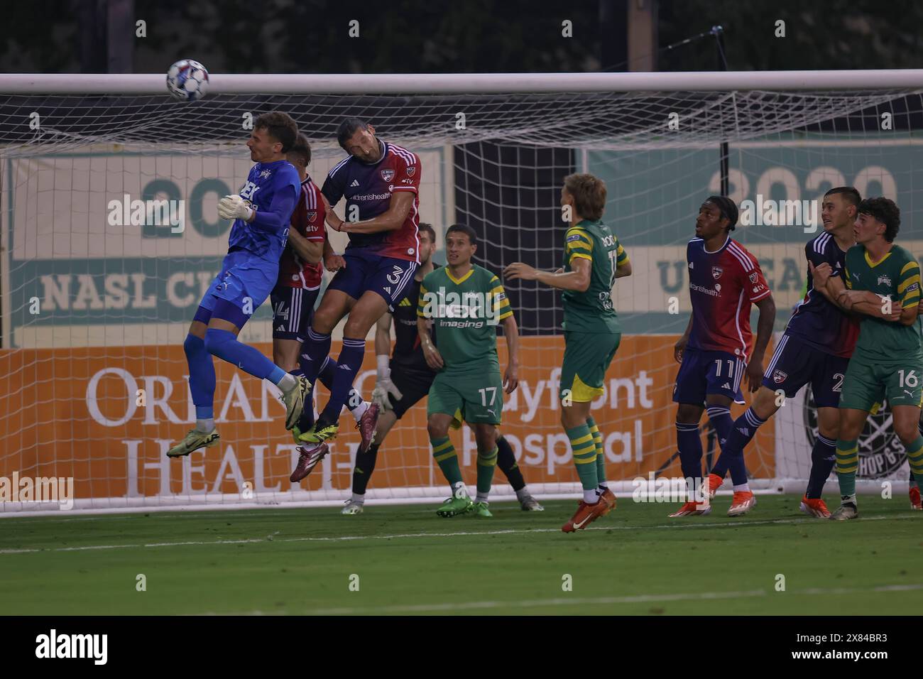St. Petersburg, FL: Tampa Bay Rowdies goalkeeper Jordan Farr (1) is ...