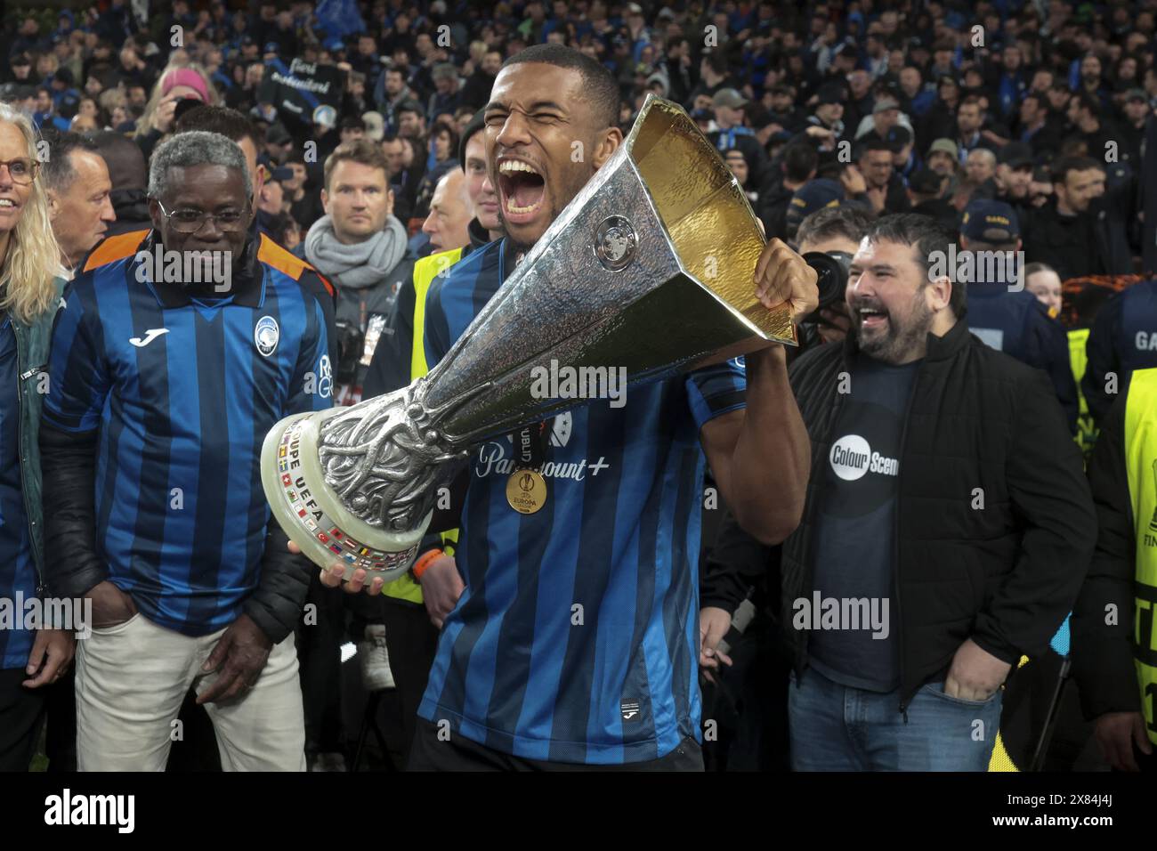 Isak Hien of Atalanta celebrates the victory following the UEFA Europa ...