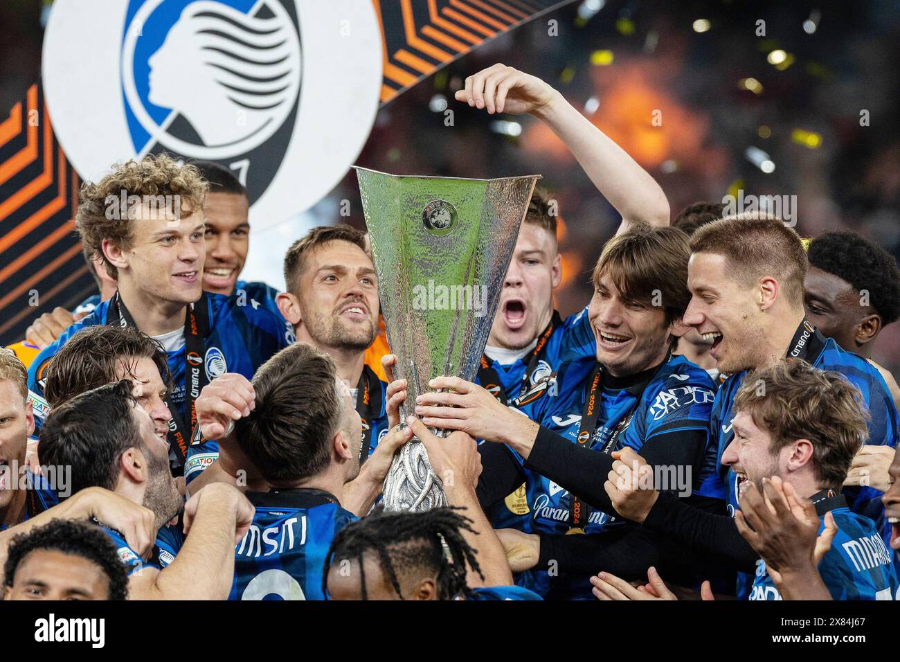 Atalanta players celebrate with the trophy after the UEFA Europa League ...