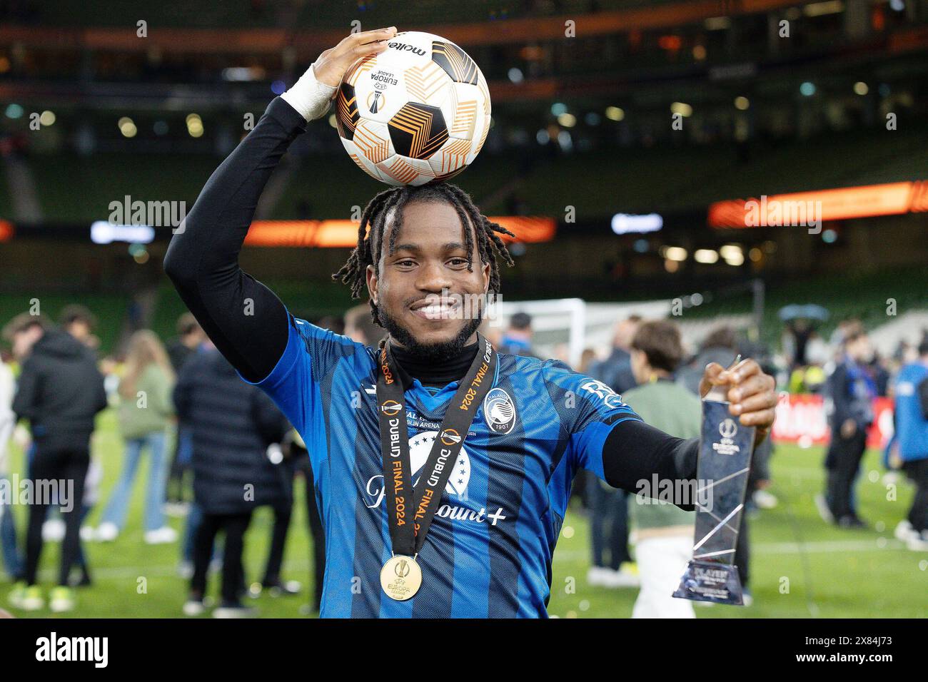 Atalanta forward Ademola Lookman (11) celebrates with the Man of the ...