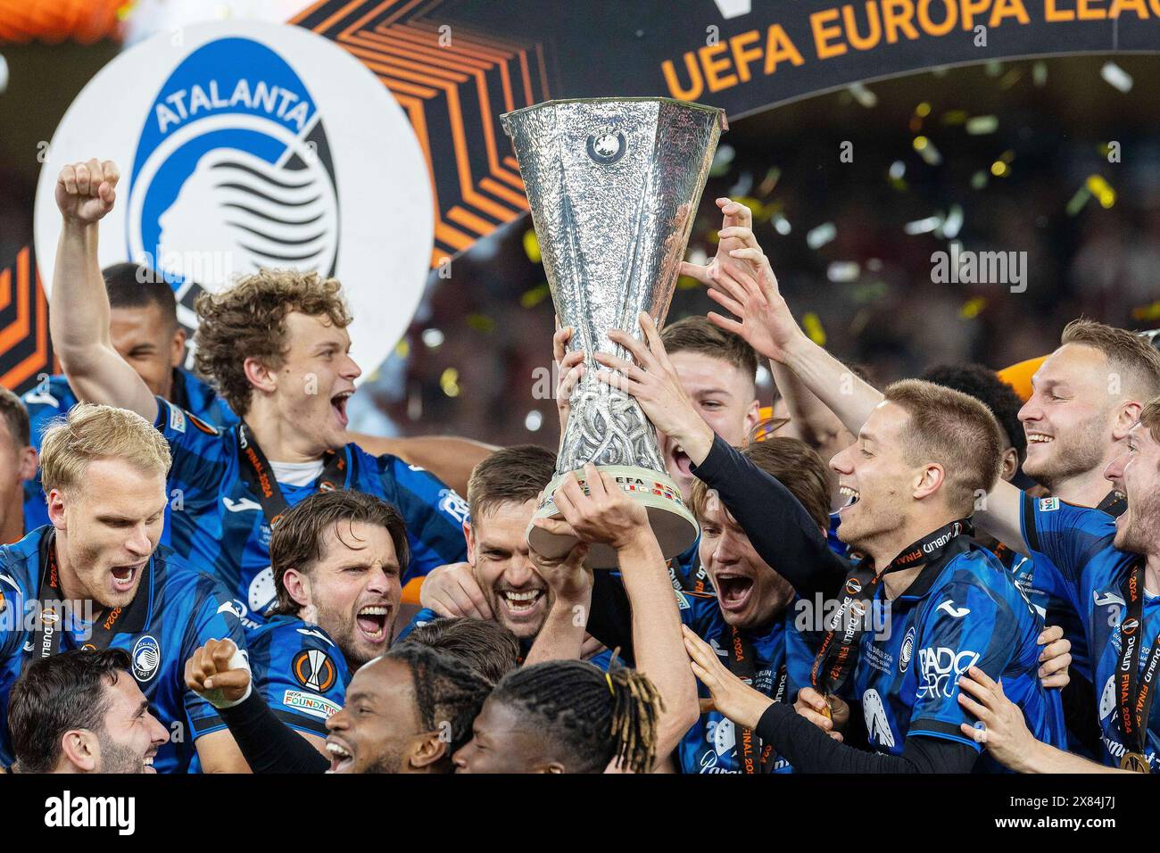 Atalanta players celebrate with the trophy after the UEFA Europa League ...
