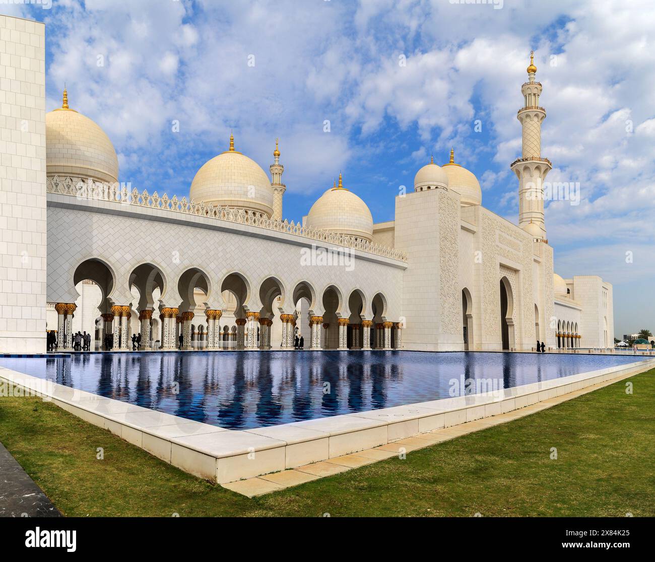Grand sheikh zayed mosque door hi-res stock photography and images - Alamy