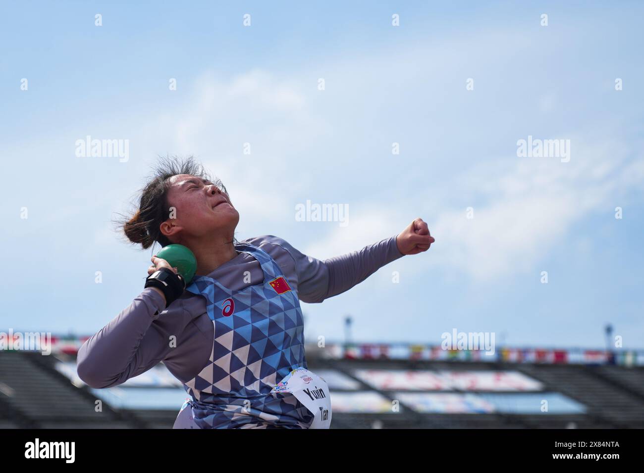 (240523) -- KOBE, May 23, 2024 (Xinhua) -- Tian Yuxin of China competes ...