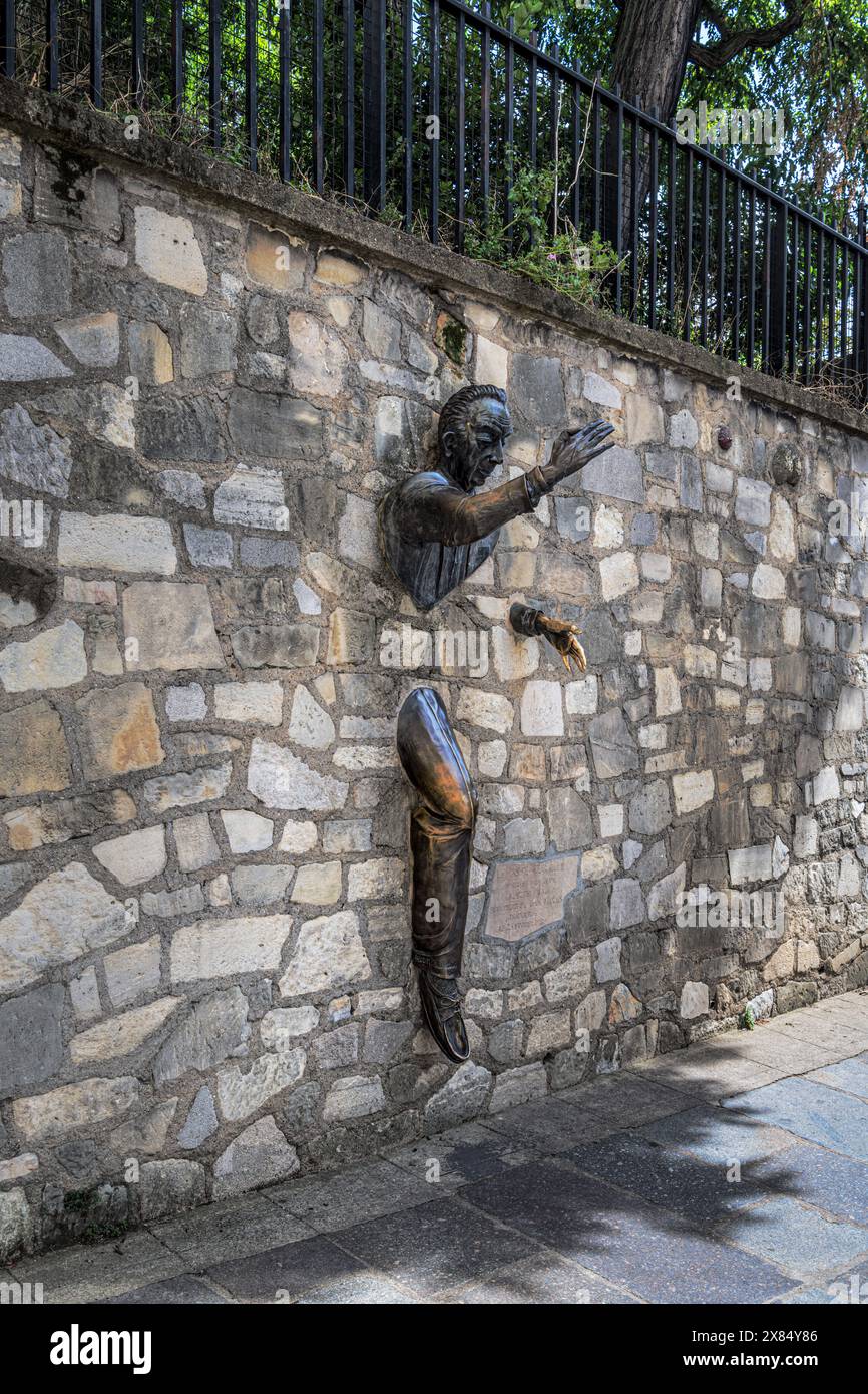 The man who passes through walls, Montmartre, Paris Stock Photo - Alamy
