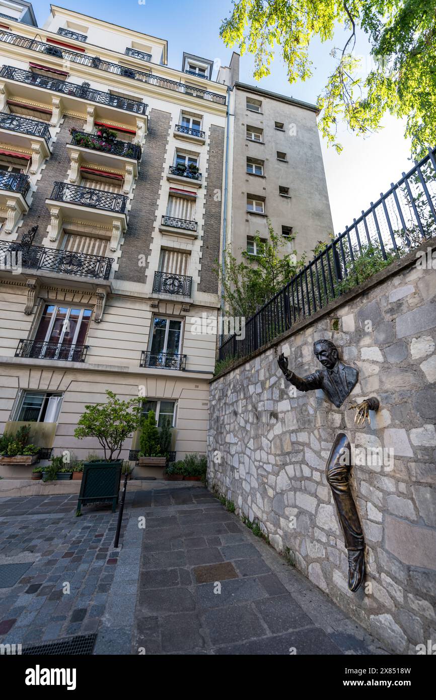 The man who passes through walls, Montmartre, Paris Stock Photo - Alamy
