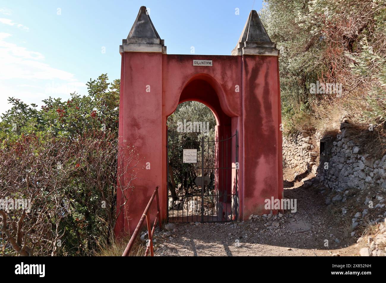 Sentiero rosa hi-res stock photography and images - Alamy