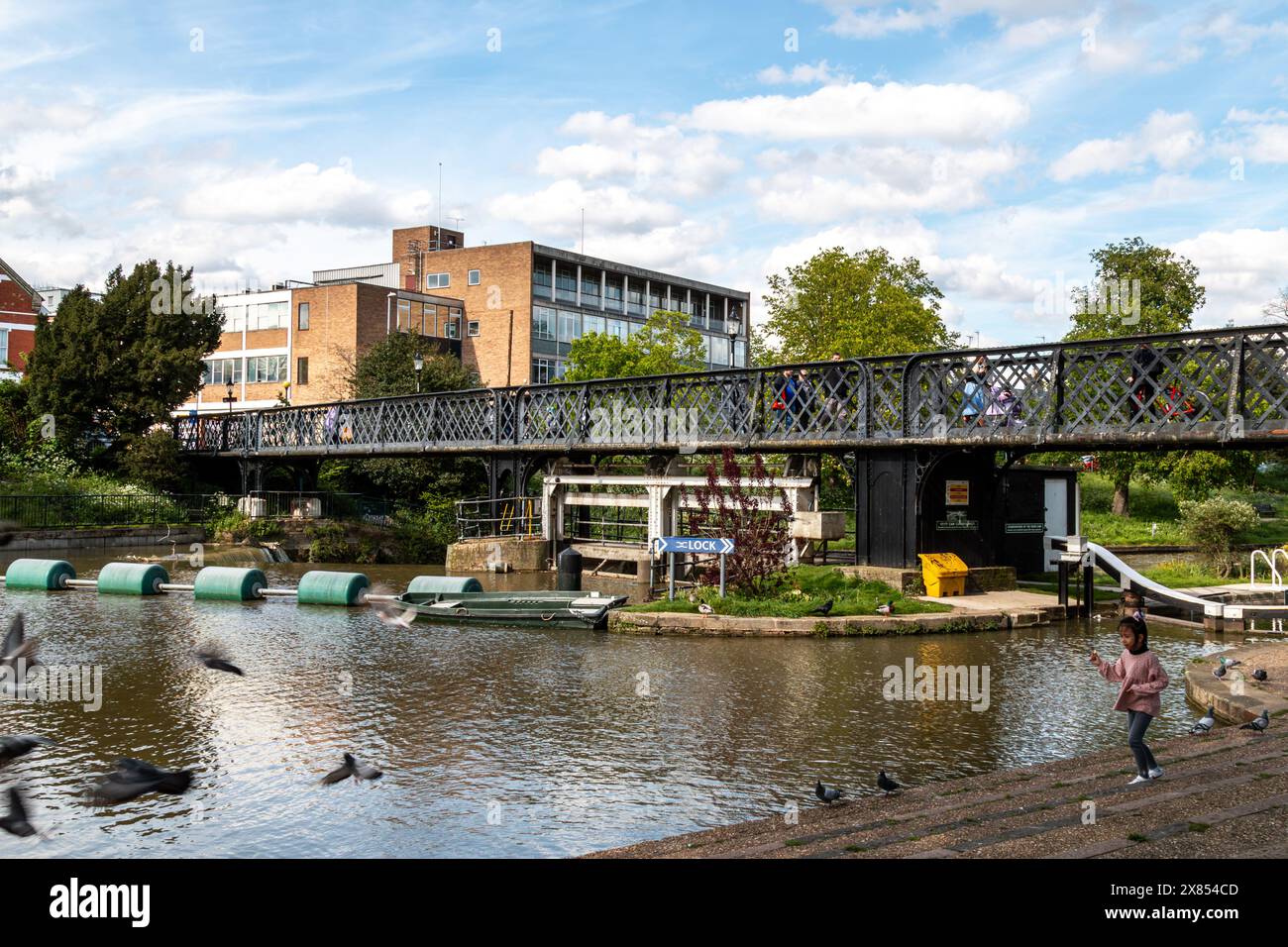 The footbridge over the lock and weir on the river Cam next to Jesus ...
