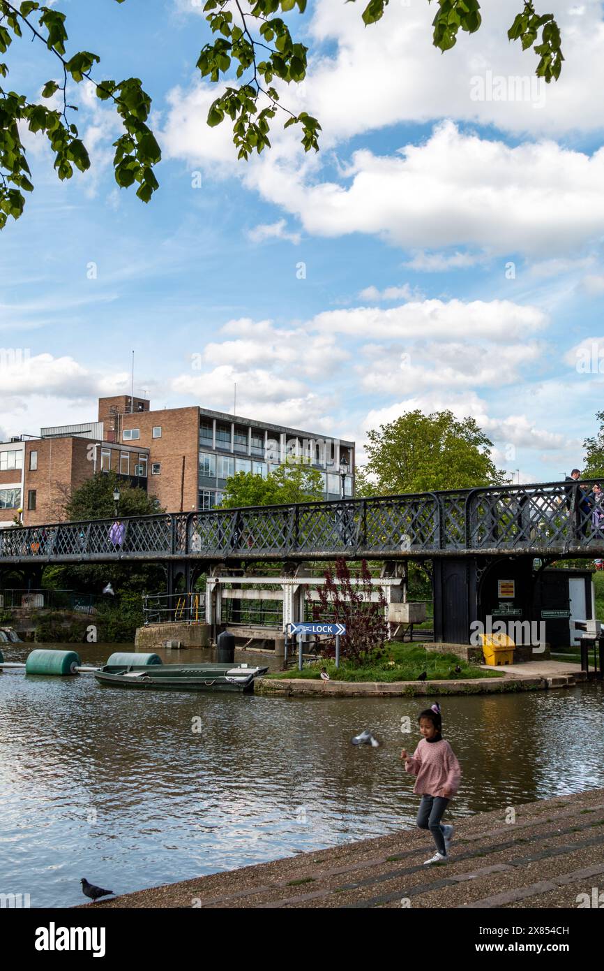 The footbridge over the lock and weir on the river Cam next to Jesus ...