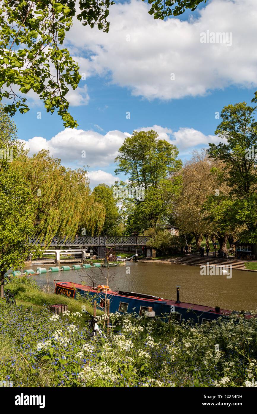 The footbridge over the lock and weir on the river Cam next to Jesus ...