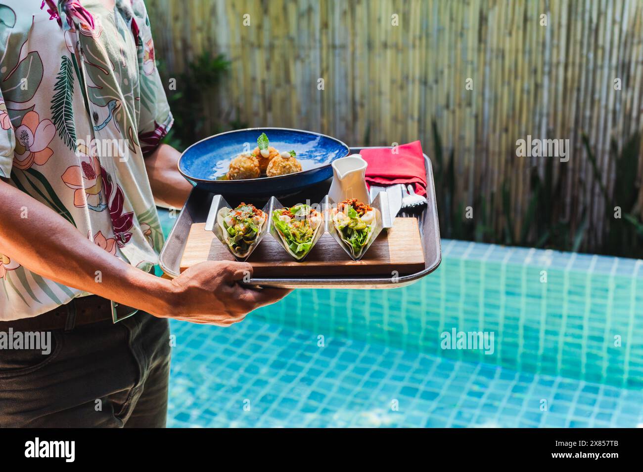 Food waiter pool hi-res stock photography and images - Alamy