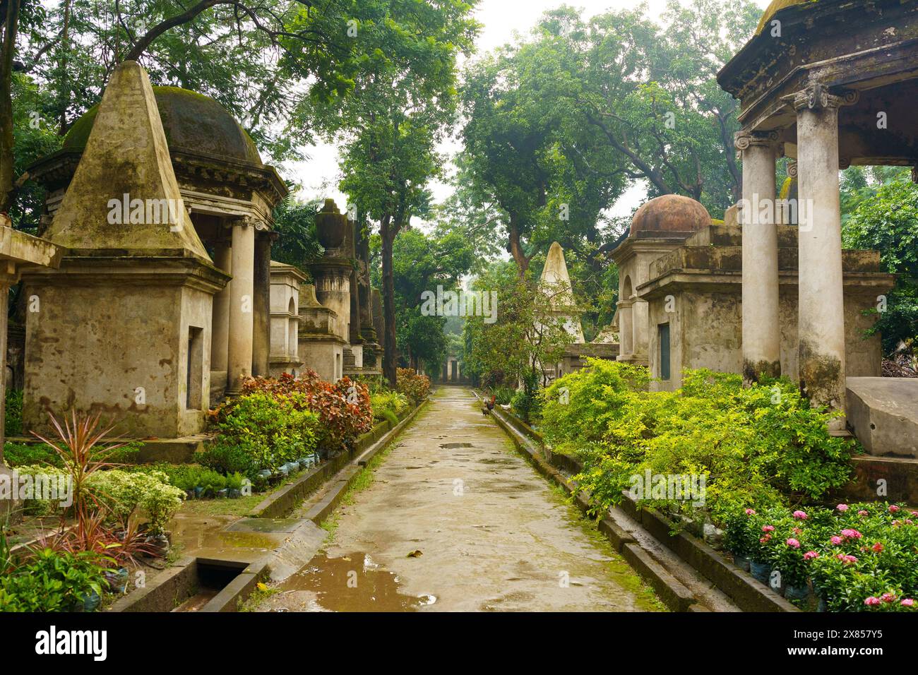 South park street cemetery in Kolkata, India. Historic cemetery with ...