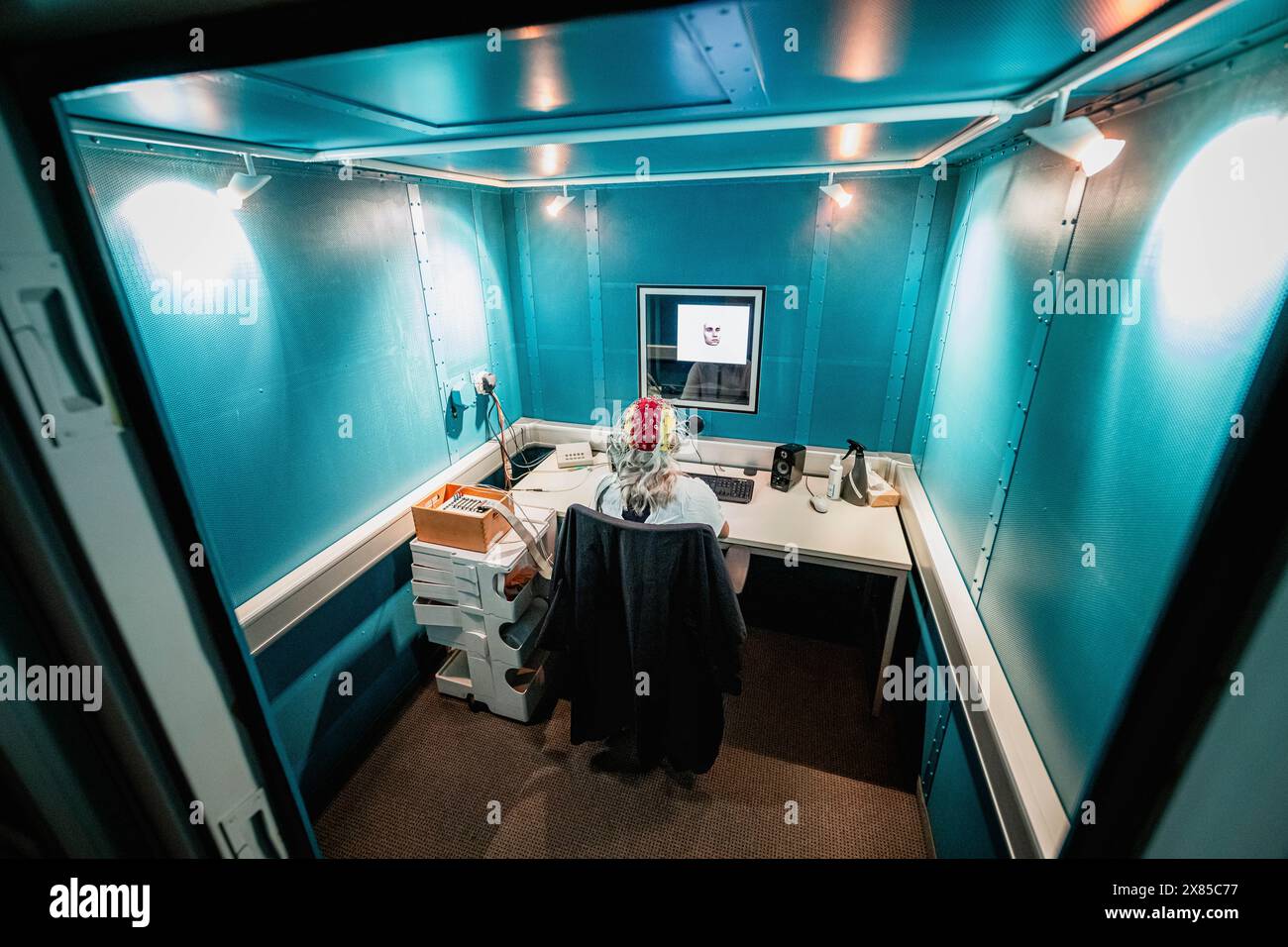 PRODUCTION - 29 April 2024, Thuringia, Jena: A test subject wears an ...