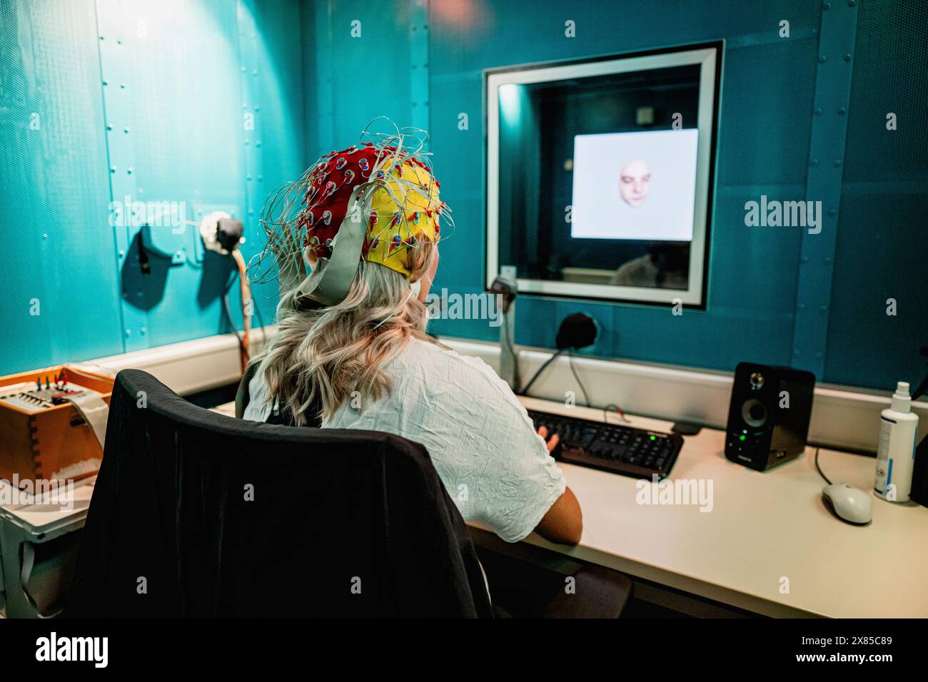 PRODUCTION - 29 April 2024, Thuringia, Jena: A test subject wears an ...