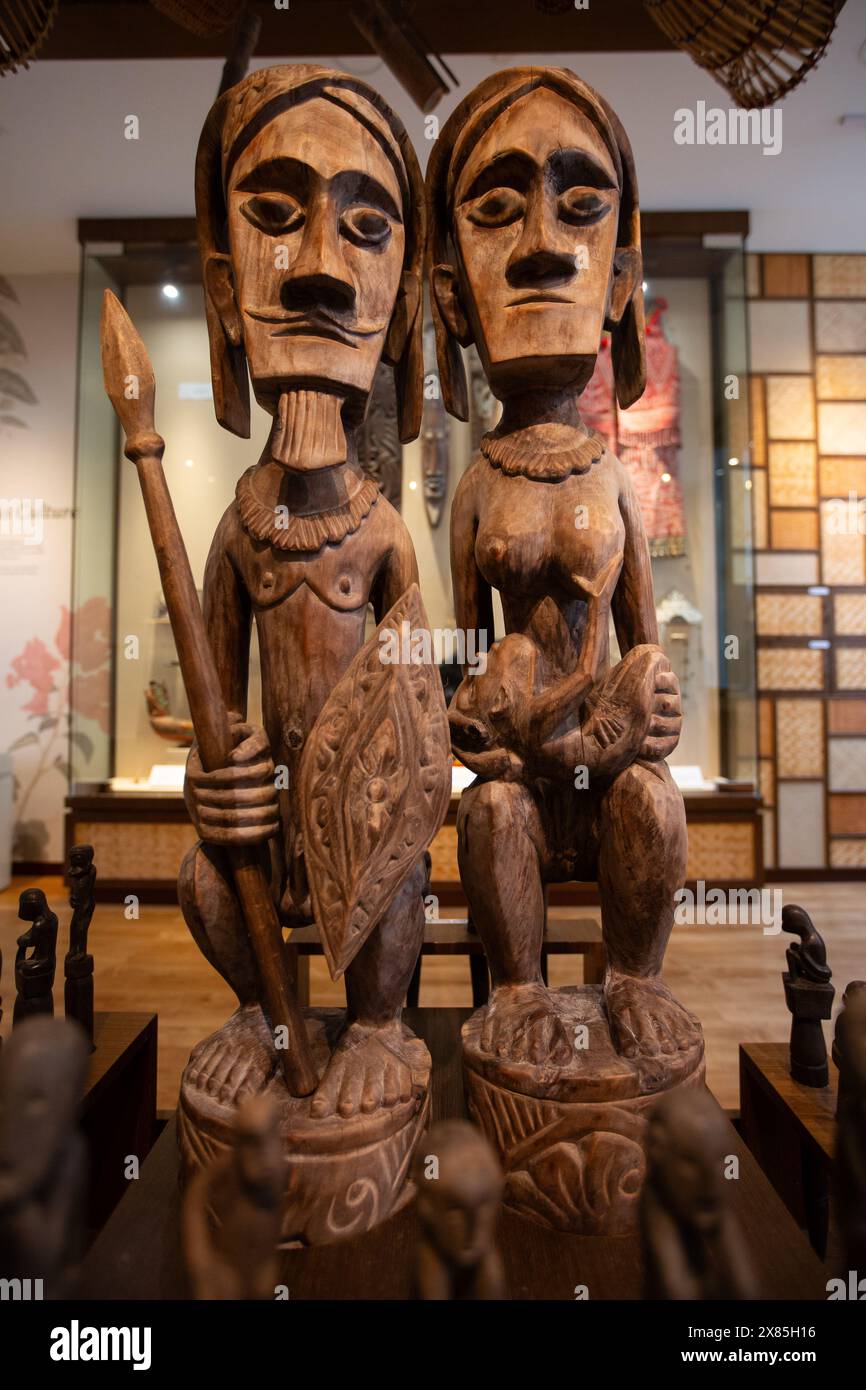 Fertility totems. The Orang Ulu carve stylised human figures out of ...
