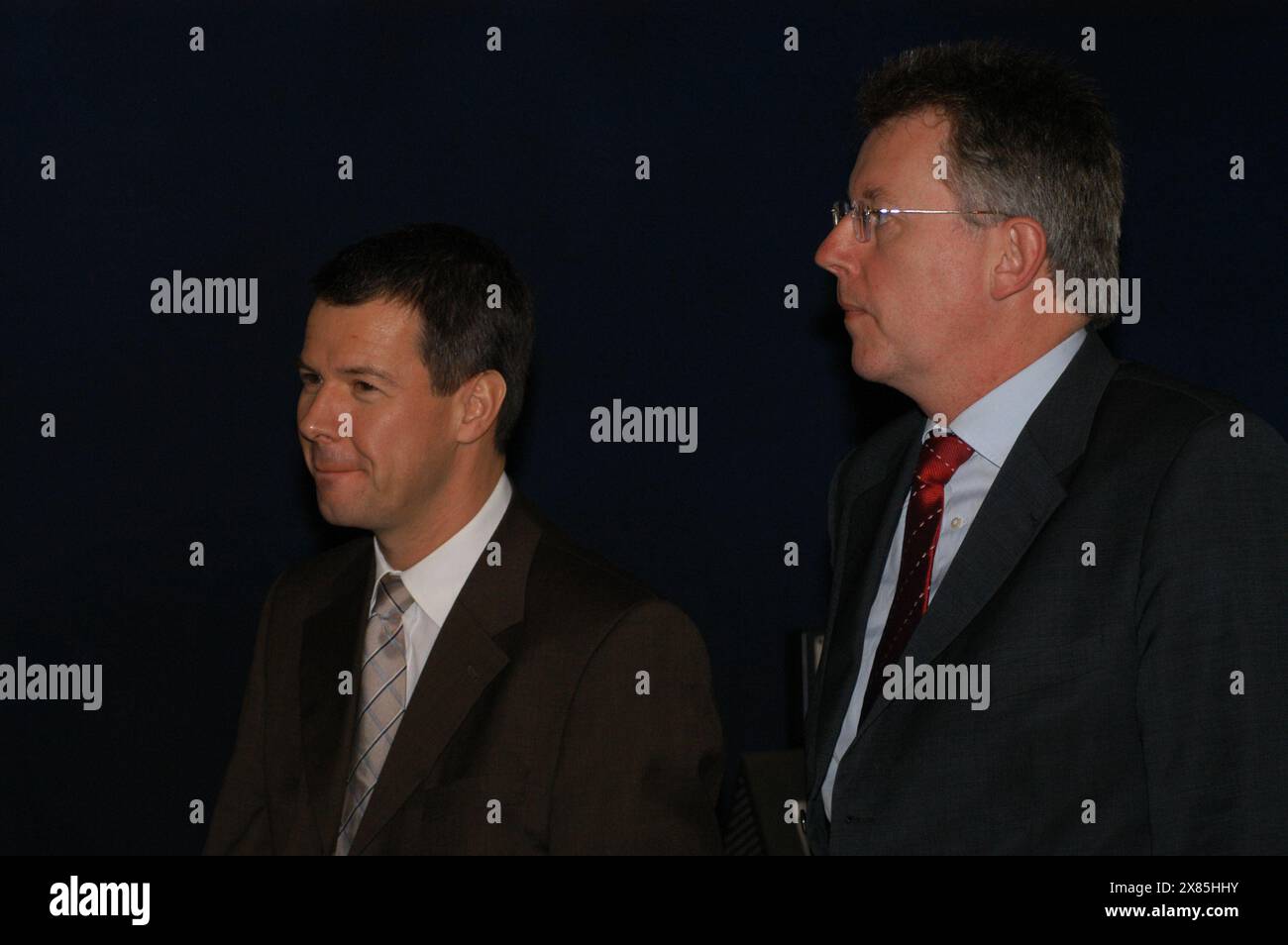 Das RTL TV-Duell 2002 mit dabei Moderator Peter Kloeppel Stock Photo ...