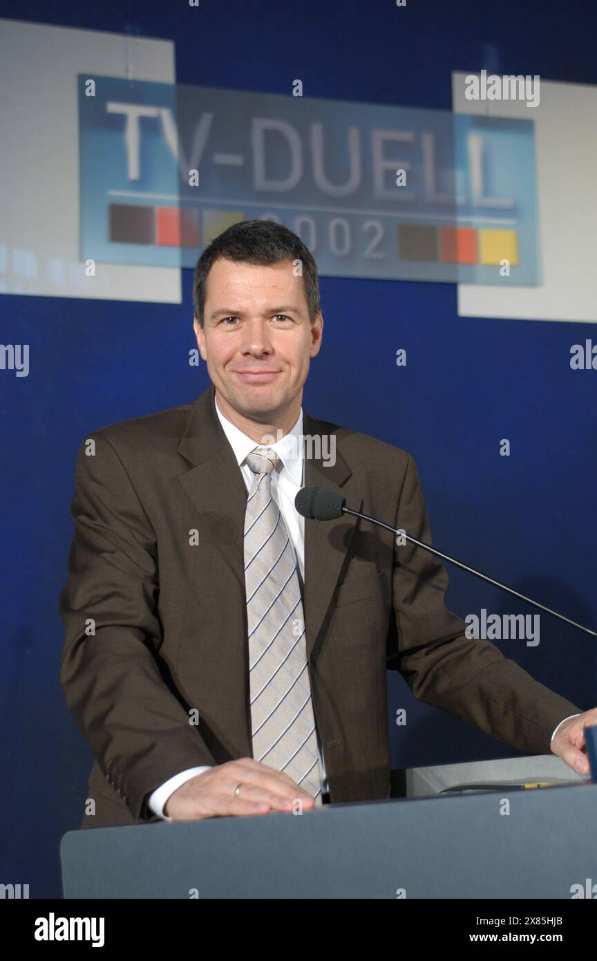 Das RTL TV-Duell 2002 mit dabei Moderator Peter Kloeppel Stock Photo ...