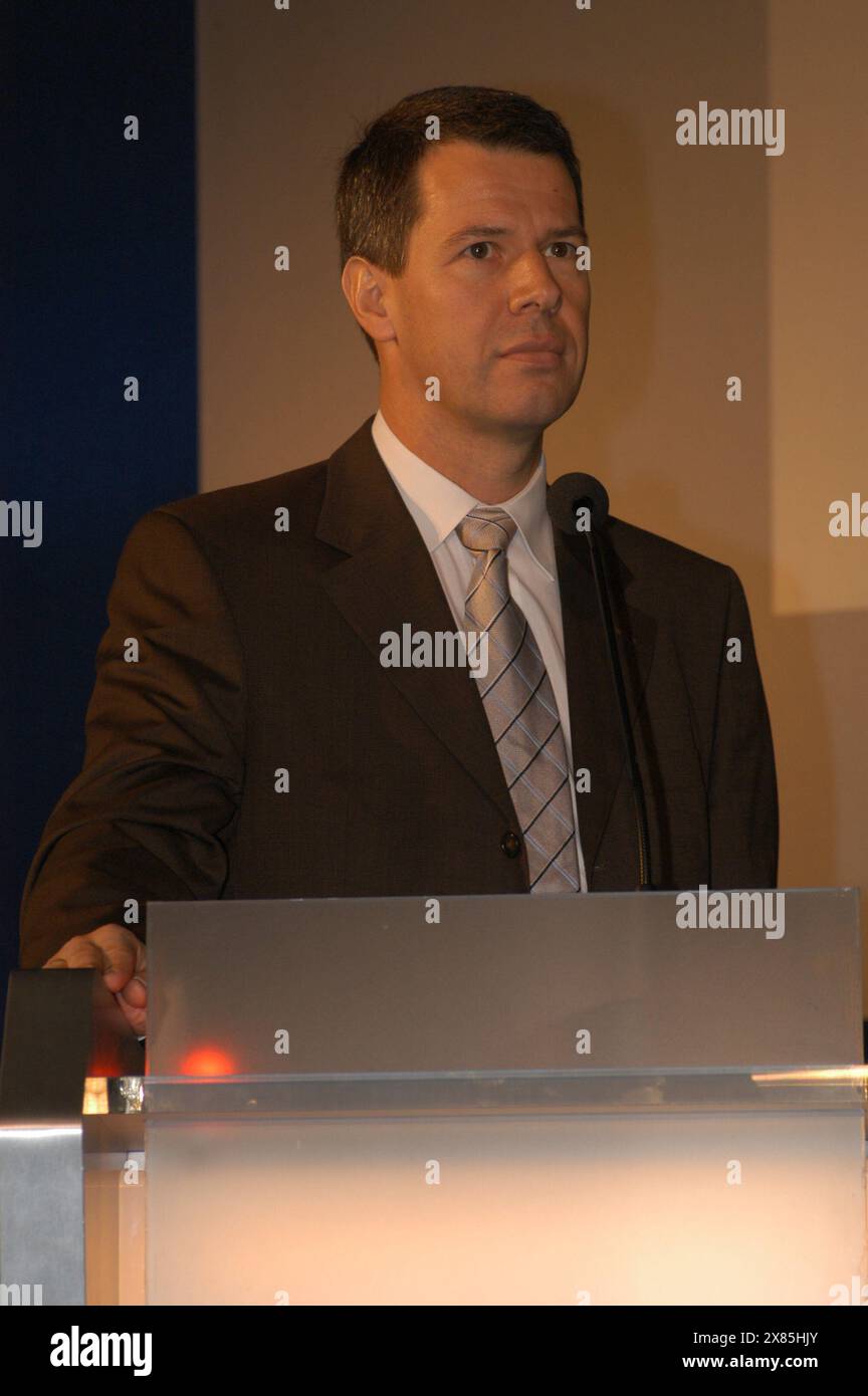 Das RTL TV-Duell 2002 mit dabei Moderator Peter Kloeppel Stock Photo ...