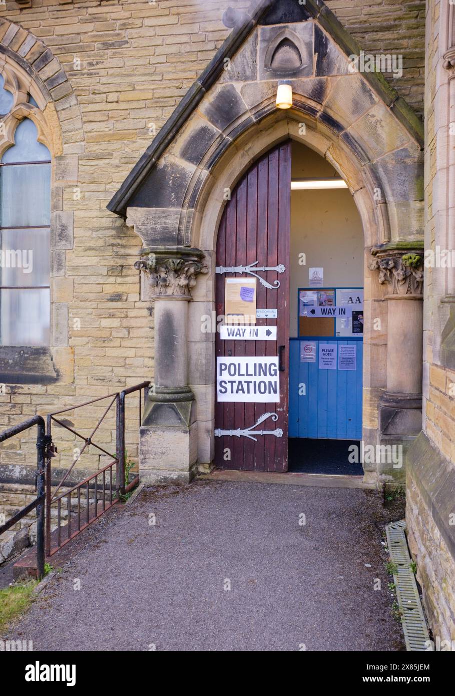Polling station signage hi-res stock photography and images - Alamy