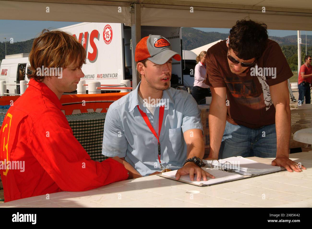 Regisseur Peter Stauch bei einer Besprechung mit den Schauspielern ...