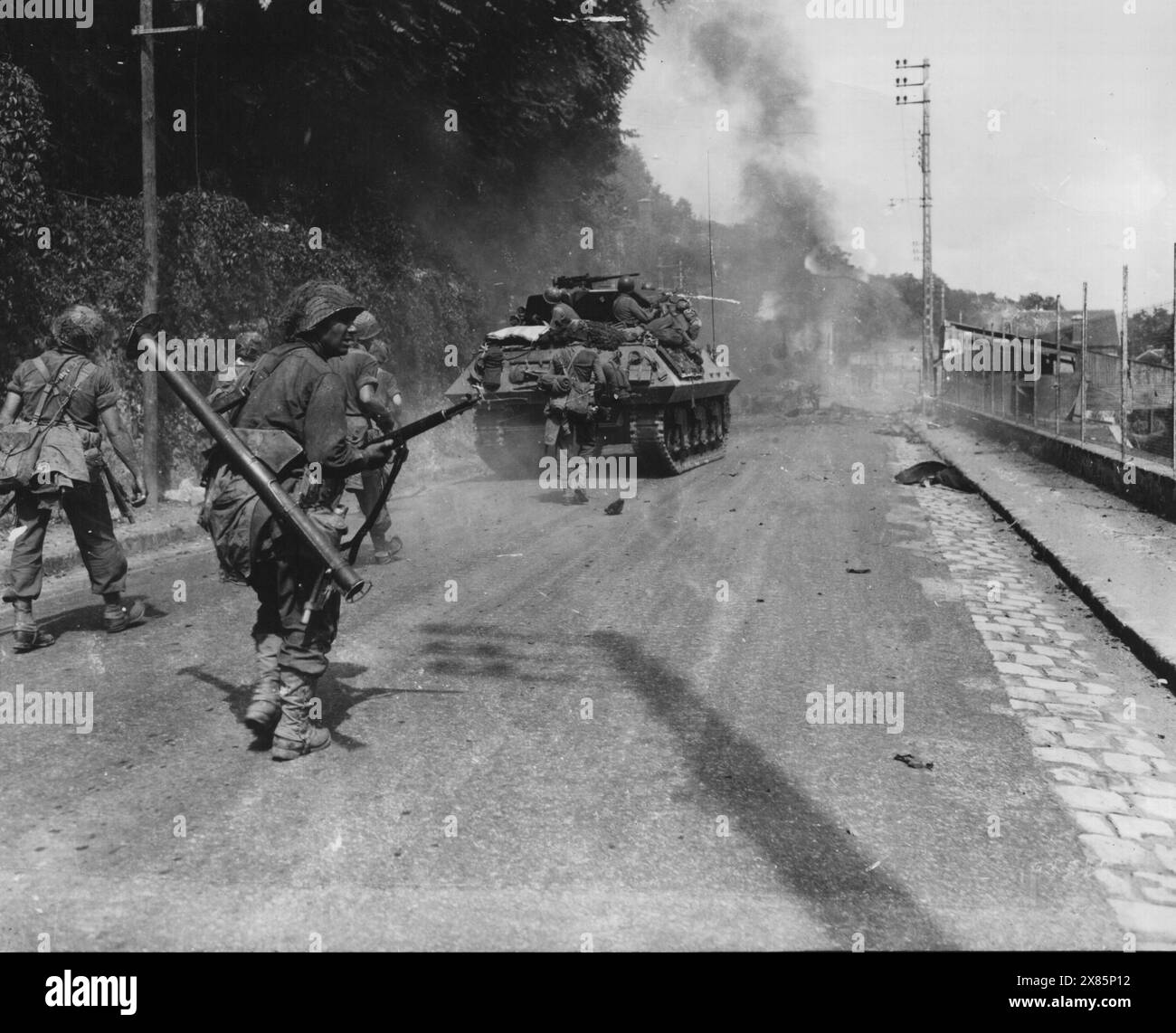 FONTAINEBLEAU, FRANCE -23 August 1944 - U.S. Army soldiers advance into ...