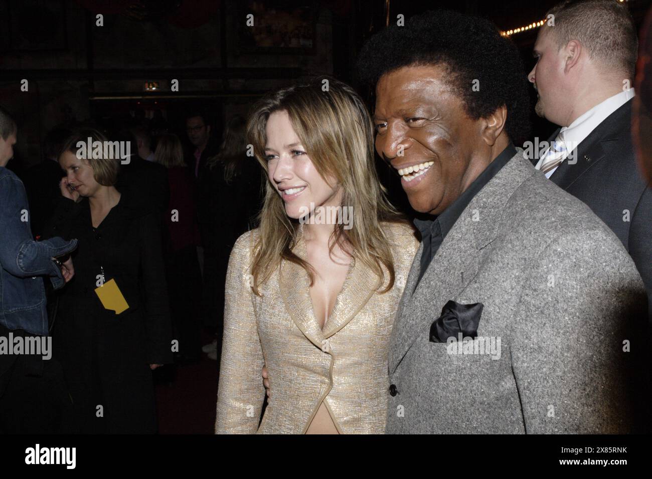 Alexandra Neldel trifft Roberto Blanco bei der Premiere von Til ...
